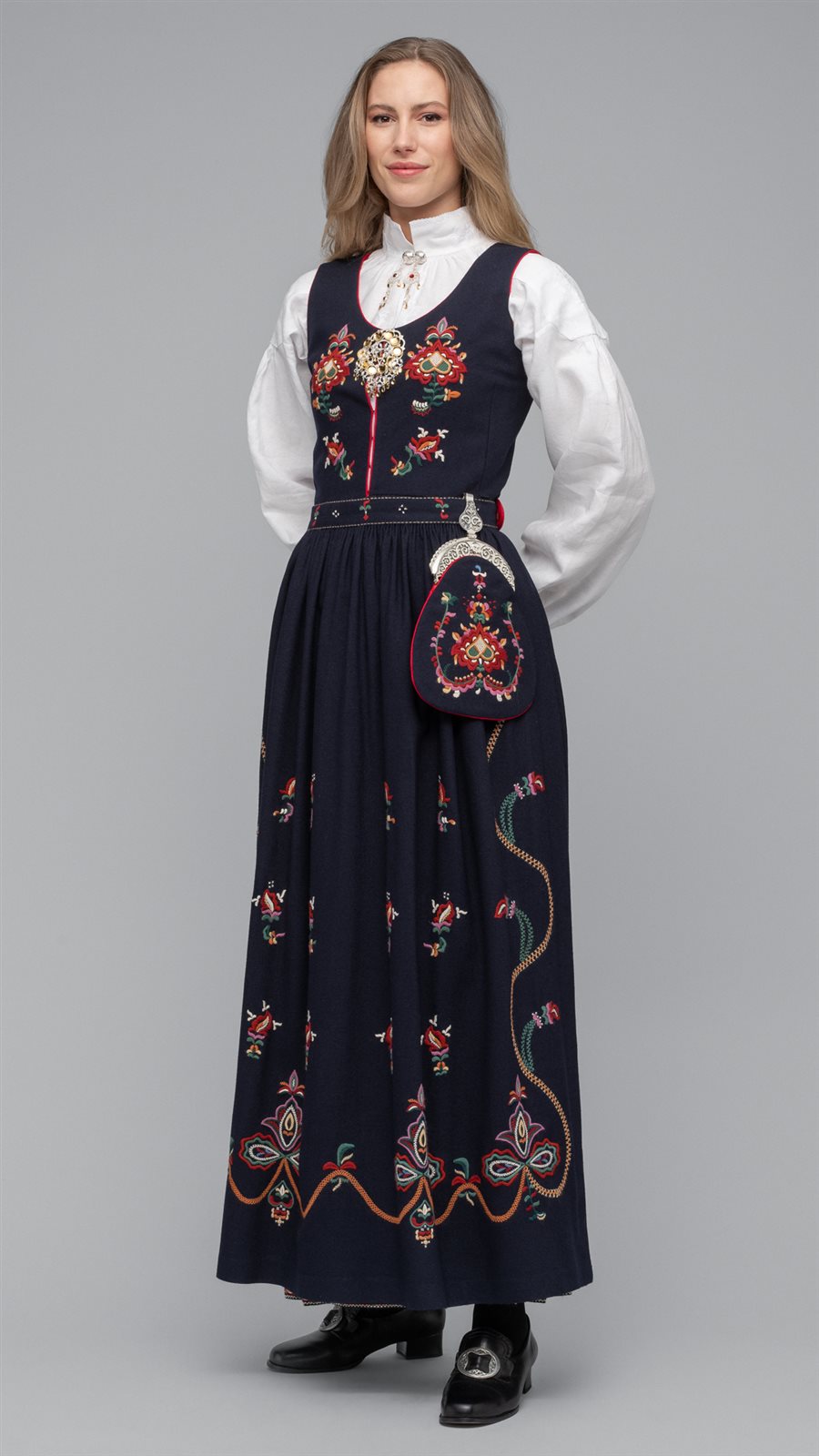 Bunad fra Sykkylven 1 - Kvinnebunad fra Sykkylven - Møre og Romsdal - Norsk Flid nettbutikk og ...